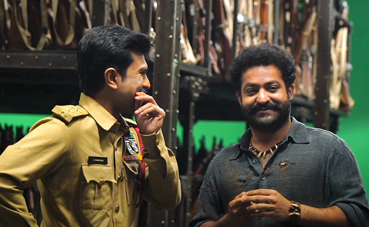 తెర వెనక 'ఆర్ఆర్ఆర్' ఇన్నాళ్లకు.. అటు తారక్ ఇటు చరణ్! (ఫొటోలు) | RRR Behind and Beyond ...